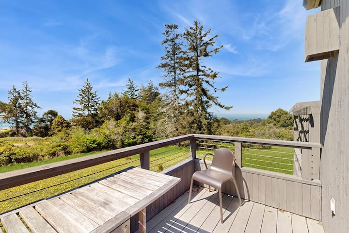 Hillside Retreat, Dogs Welcome - Sea Ranch, CA