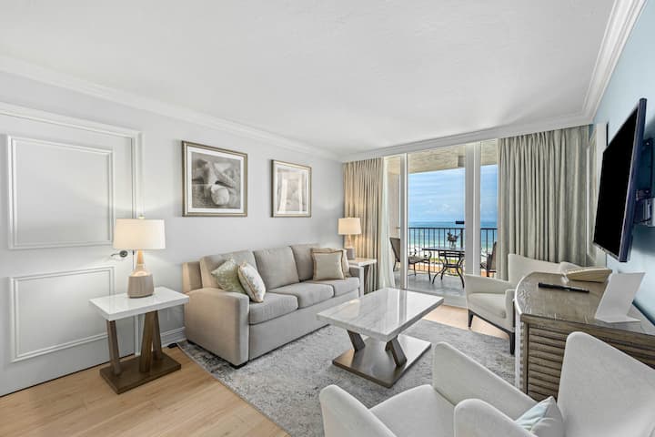 Beachfront Bliss: Gulf Views, Pool & Dining - Marco Island, FL