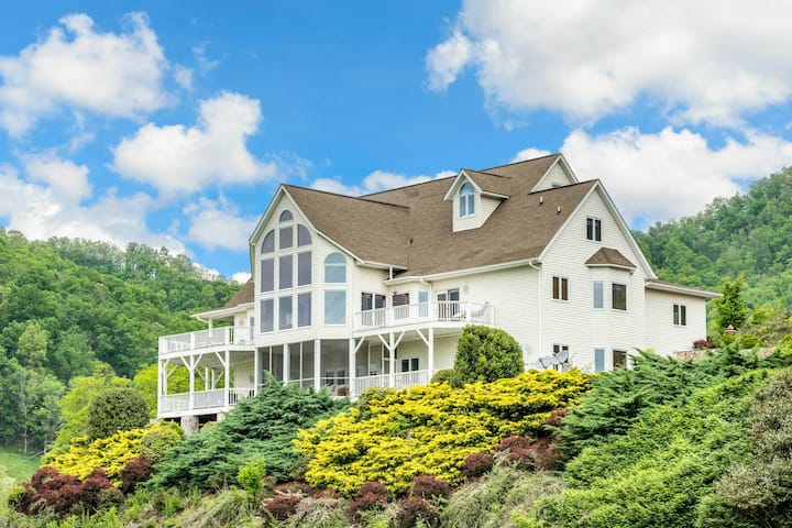 Vintage 8br | Hot Tub | Fireplace - North Carolina