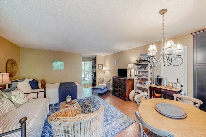 Studio With Pool, Tennis, Hot Tub, & Kitchenette - Lake Lure, NC