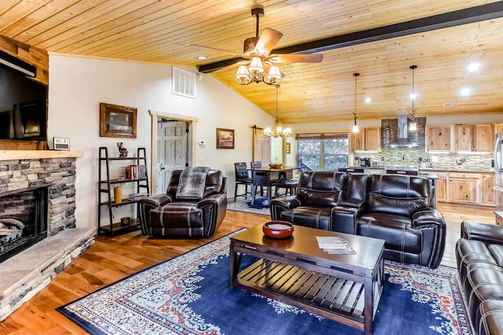 Woodland Cabin Near Ski Resort, Deck, Firepit - Maggie Valley, NC