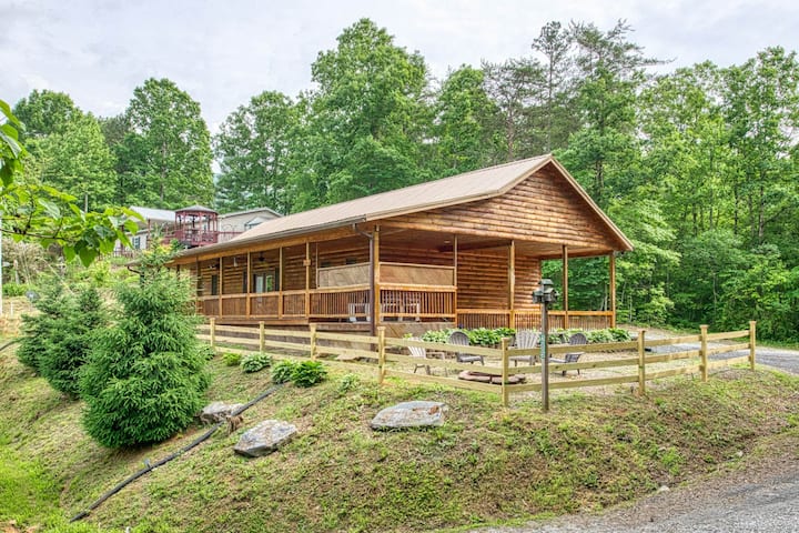 4br Mountain-view | Private Hot Tub | Covered Deck - Bryson City, NC