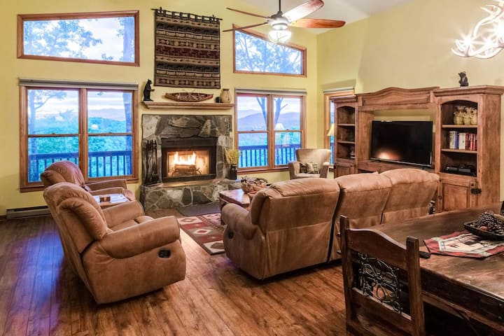 3br Mountainview | Fireplace | Deck | Pool Table - Sylva, NC