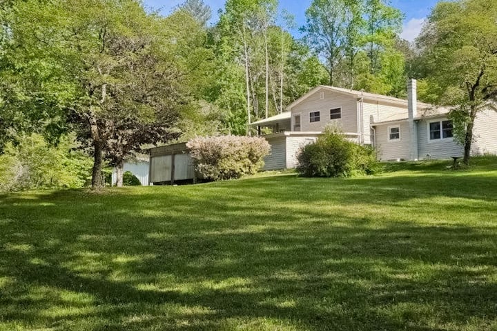 Secluded Home On 13 Acres, Jetted Tub, Porch - Dillard, GA