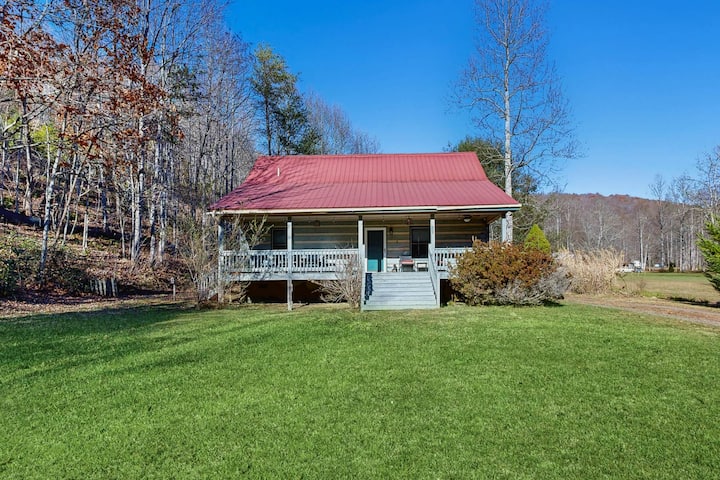 Modern 2br Dog Friendly | Fireplace | Deck - Cherokee, NC
