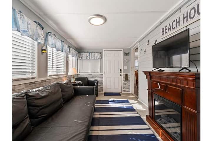 Spacious Beach Retreat With Huge Yard And Parking - Old Orchard Beach, ME