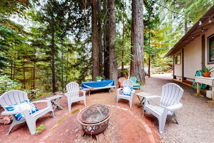 Redwood Nestled Cabin, Dogs Welcome - Gualala, CA