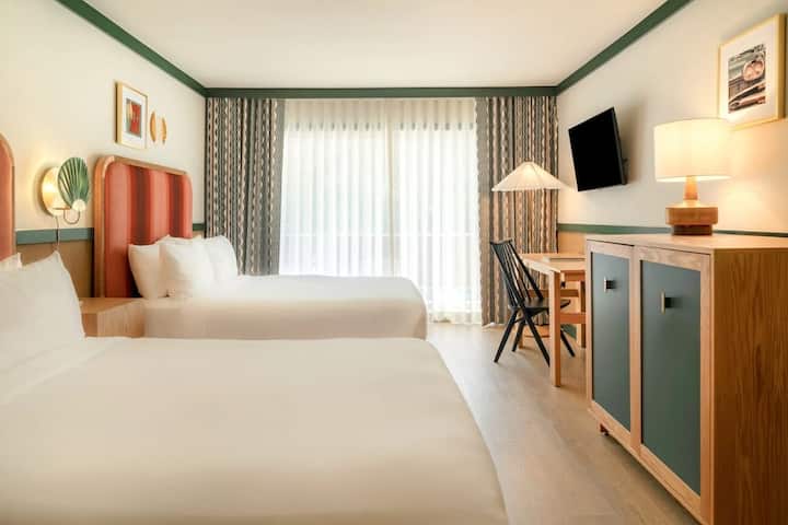 3 Family Friendly Units W/ Balcony, Pool & Bar! - Palm Springs, CA