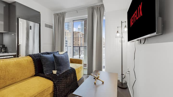 Walkable Downtown | 1br W/ Queen + Sofa | 4 Guests - Lakeshore