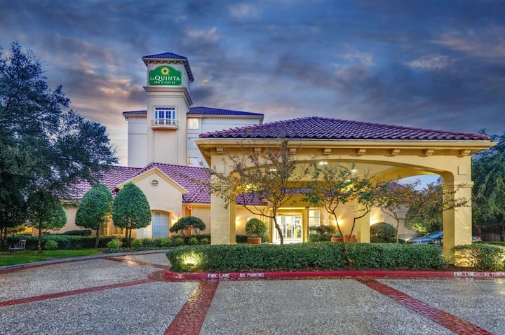 La Quinta Dallas North | King Room | Free Parking - Dallas, TX