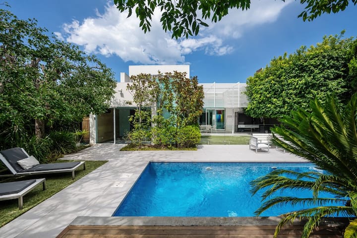 The Art House By The Beach - Brighton, Australia