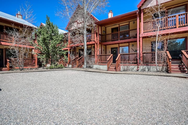 Dog-friendly, Creekside Condo With Hot Tubs, Fast - Red River, NM