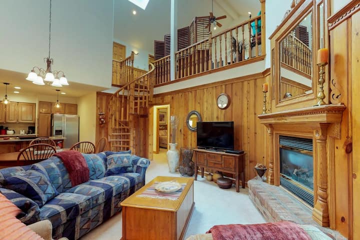 Enchanting Condo With Space For Everyone, A Deck & - Eagle Nest, NM