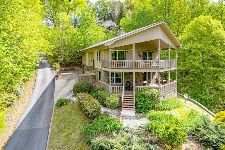 Tree-lined Home, Fireplace, Wrap-around Deck - Franklin