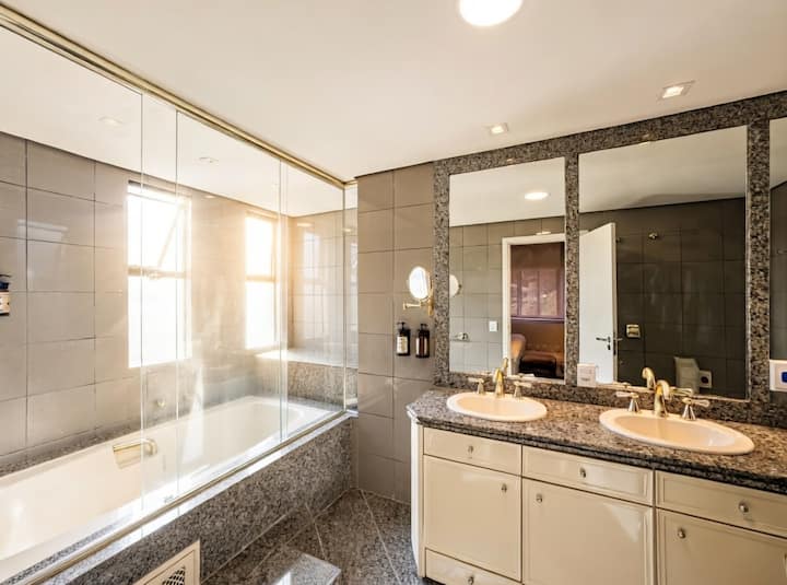 Suíte Icônica No Centro | Hidro + Piscina - Joinville