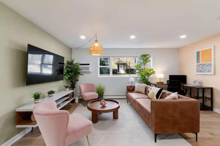 1 Reserved Parking, Workdesk, King Bed - Elmhurst, IL