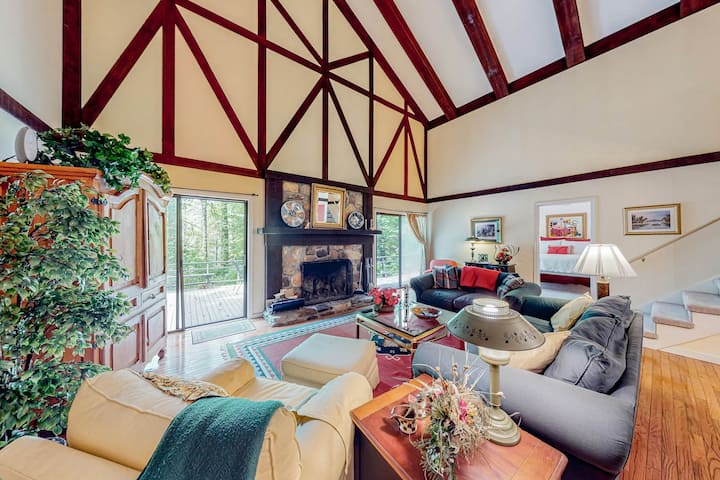 Mountain Home W/ Foosball, Ping-pong, Private Deck - Highlands, NC