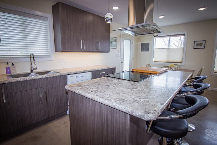 Central Penticton Carriage Home W/ King Bed - Penticton