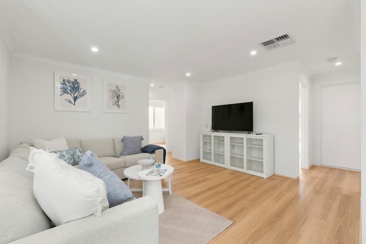 Paw-fect Family Retreat: 4br Home In Connolly - 君達樂