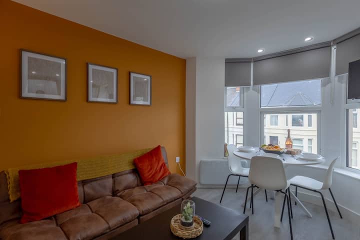Modern 3br Duplex Flat | Shops & Dining Nearby - Cardiff