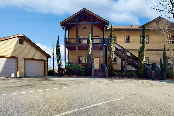 2br Mountainview 2nd-floor | Deck | Pool - Cherokee, NC