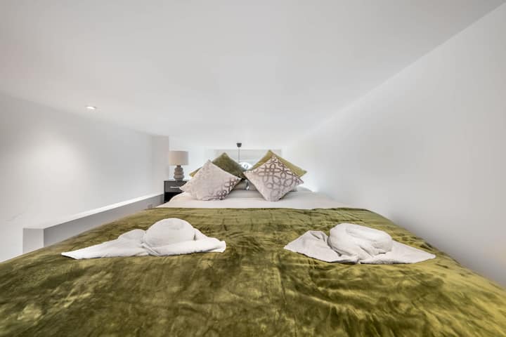 Deluxe Studio Mezzanine With Balcony In Knightsbri - Chelsea