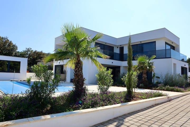 K-25444 Maison De Quatre Chambres Avec La Terrasse - Maslinica