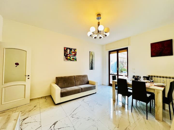 - The White Marble Beach Housefree - Carrara