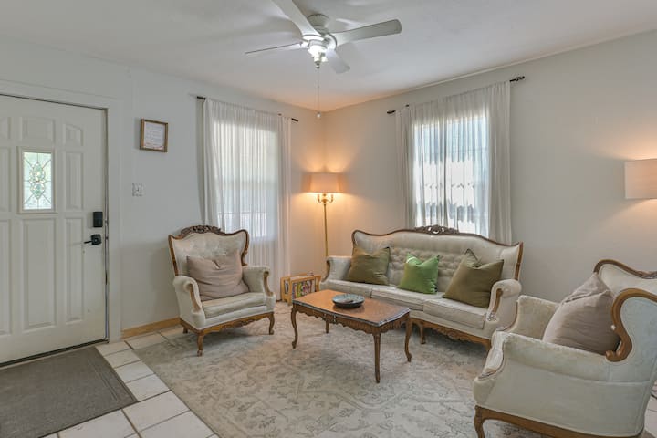 Crystal City Home: 3br/2ba Cozy, Cute & Quaint - Crystal City, TX