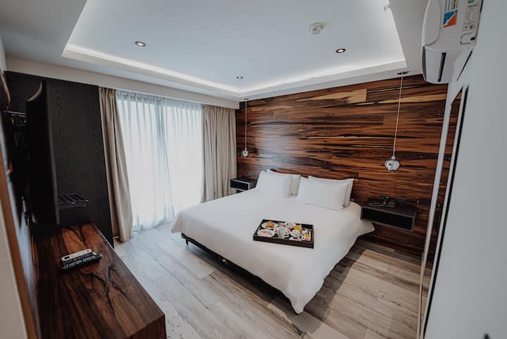Spacious Room W/ Balcony | Free Breakfast - Río Cuarto
