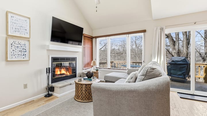 Walnut Hill Hideaway | Cozy Couples Escape - Illinois