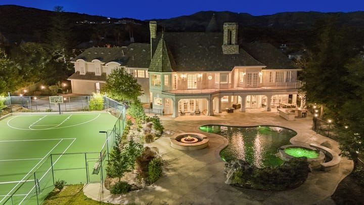 Château Loire | 5br Estate, Pool, Hot Tub + Tennis - Winnetka - Los Angeles