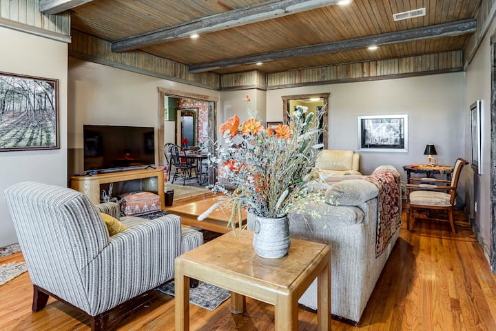 Gassville Group Getaway! Pet-friendly Home + Yard - Mountain Home, AR