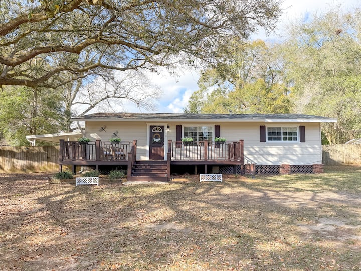 Riddle Oak Retreat: Cozy Pace 3br + Sunroom - Milton, FL