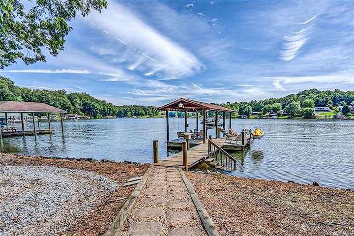 A Kerr Home -4br Lakefront | Dock | Deck | Firepit - Moneta, VA