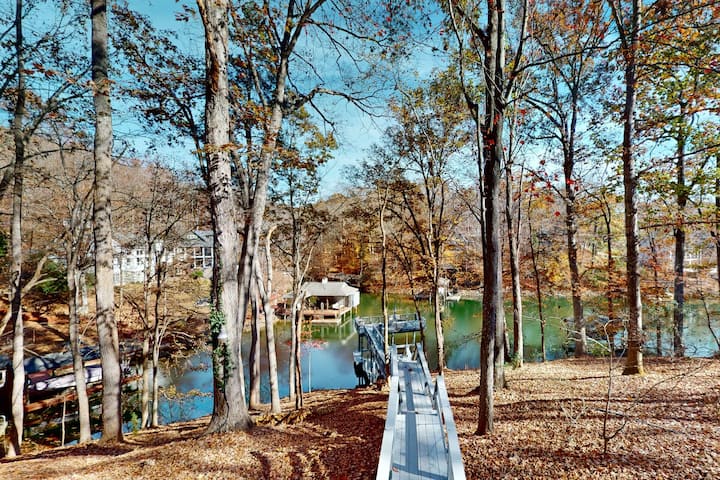 Spacious Pet Friendly House W/hot Tub, Kayaks - Smith Mountain Lake, VA