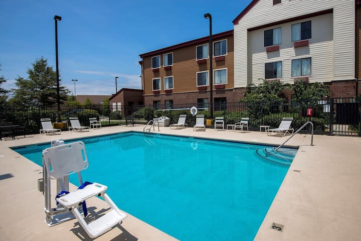 Pet Friendly King Room | Free Parking + Pool - Savannah, GA