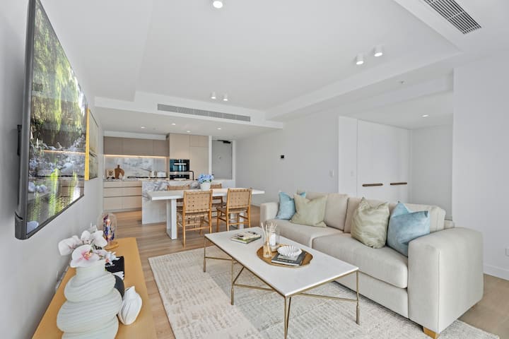 Modern 2br Beachfront Escape | Jewel North | Pool - Broadbeach
