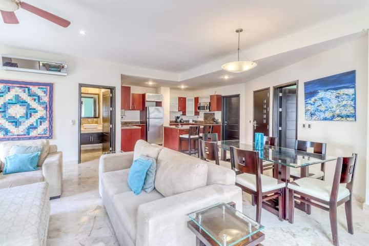 Beachfront Apartment With Ocean Views, Pools, Gym, - Playa del Carmen