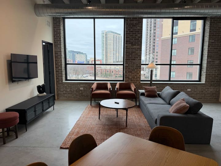 Roami At Century Plaza | 3br Corner View Loft - Minneapolis, MN