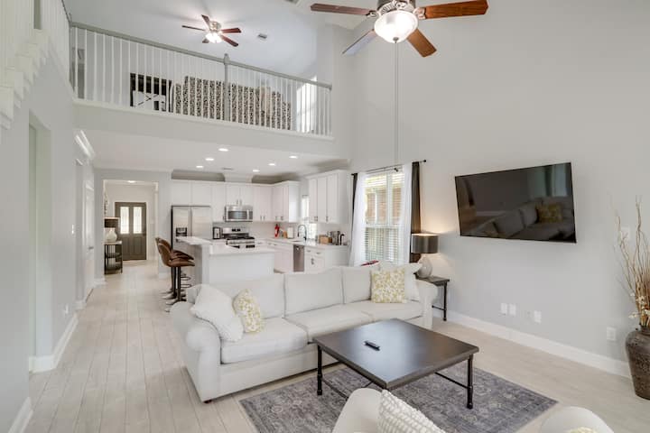 Peaceful Setting: The Woodlands Creekside Retreat - Tomball, TX