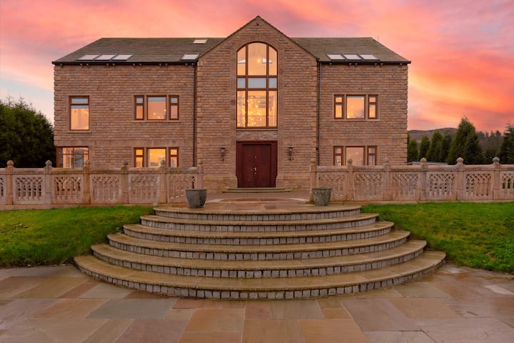 Manley Mansion |  Pool, Spa, Cinema, Sleeps 26 - Burnley