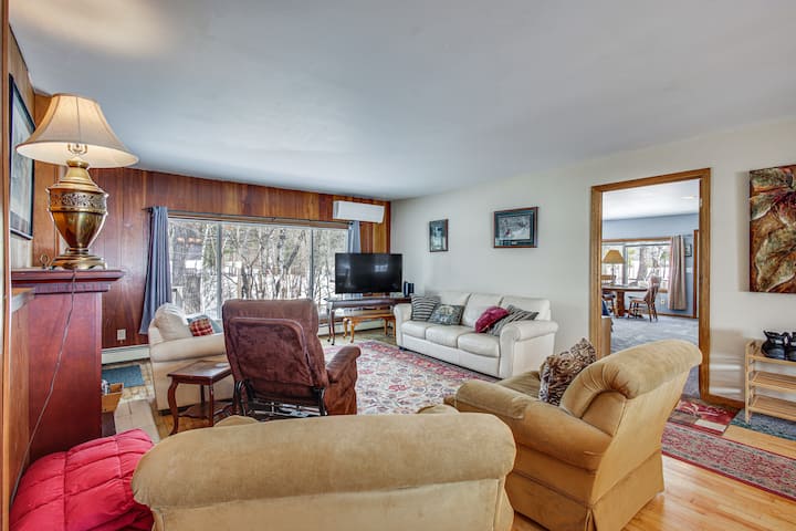 Group Friendly! Riverfront Waupaca Retreat W/ Yard - Waupaca, WI