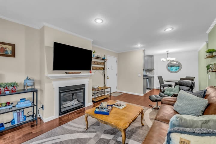 Golden Garden – Monterey Couples Condo With Pool - Monterey, CA