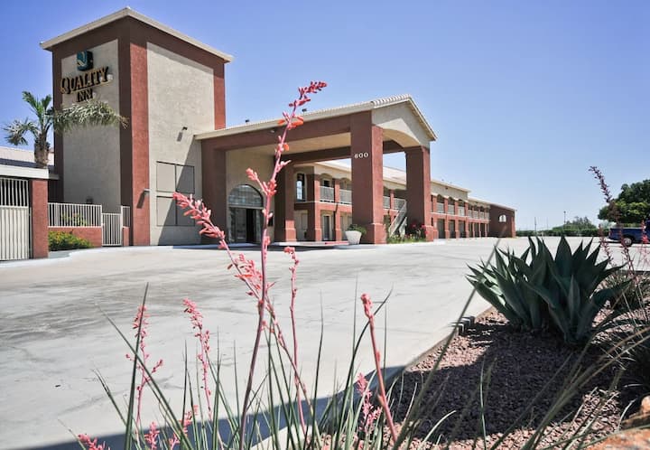 Near Colorado River | Free Breakfast. Pool. Gym. - Blythe, CA