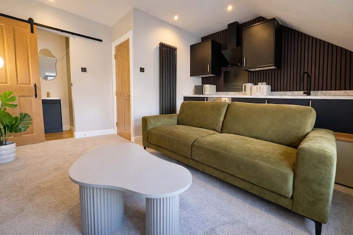 Stylish Top Floor 2-bed Apartment | Walk To Car - Cardiff