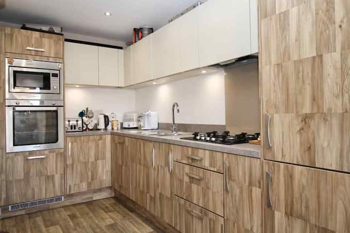 2 Bd · 4 Beds · Parking · Wifi - Corby