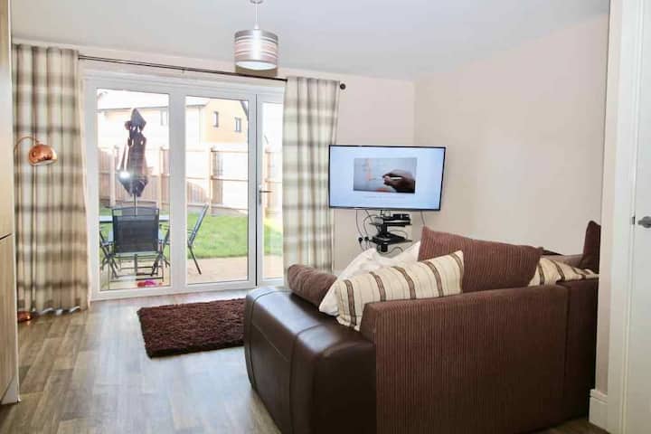 2 Bedroom House | 4 Beds | Parking & Wifi - Corby