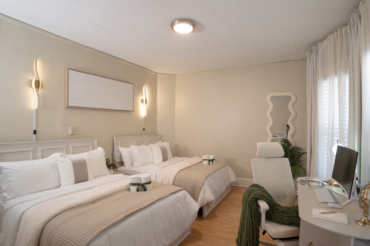 Workspace + Fireplace + Coffee Bar + Sleeps 12 - Milwaukee