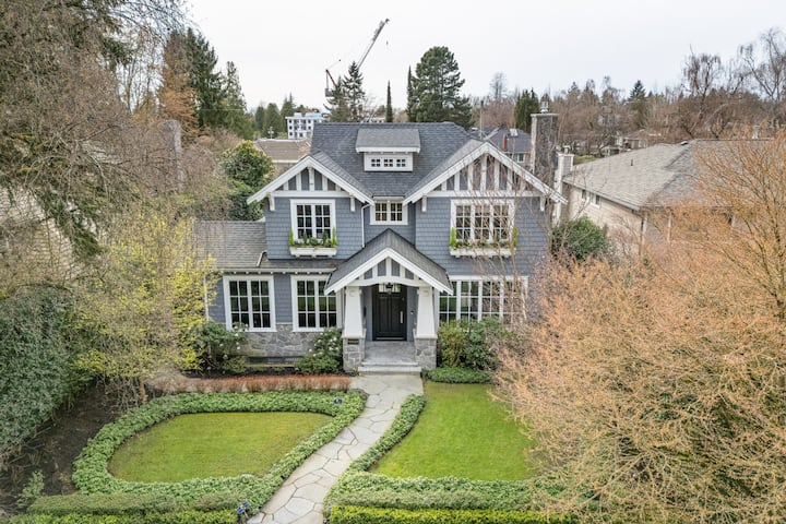 Upscale 4br Family-home | Theatre & Entertainment - Vancouver
